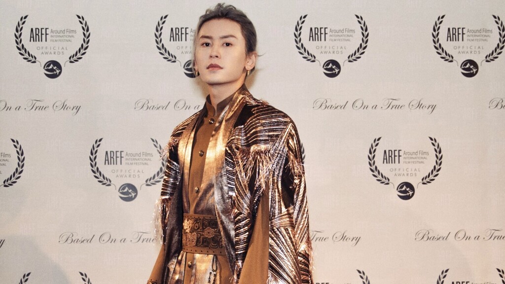 八月 August 首次执导纪录片Directorial debut - 张哲瀚官方网站 | Zhang Zhehan Official ...